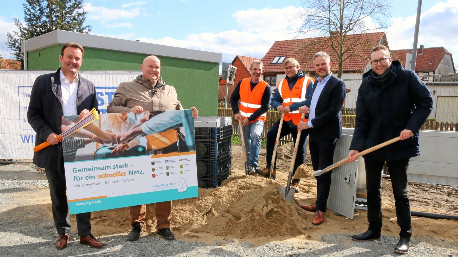 Breitbandausbau: Spatenstich in Baddeckenstedt