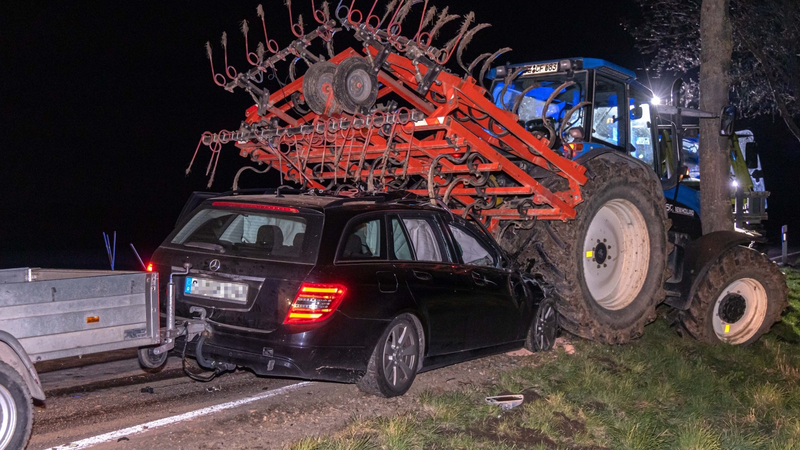 Schwerer Unfall bei Salzgitter – Auto kollidiert mit Trecker