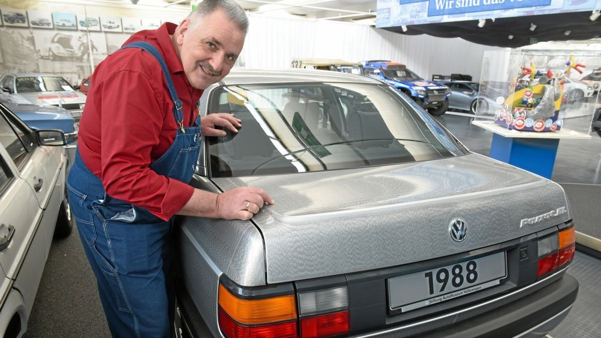 Verrückt! Alle Volkswagen-Mitarbeiter auf einem Wagen verewigt