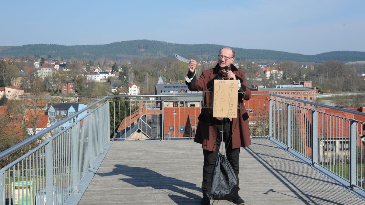 Goethe überrascht Teilnehmer des Pößnecker Osterspaziergangs