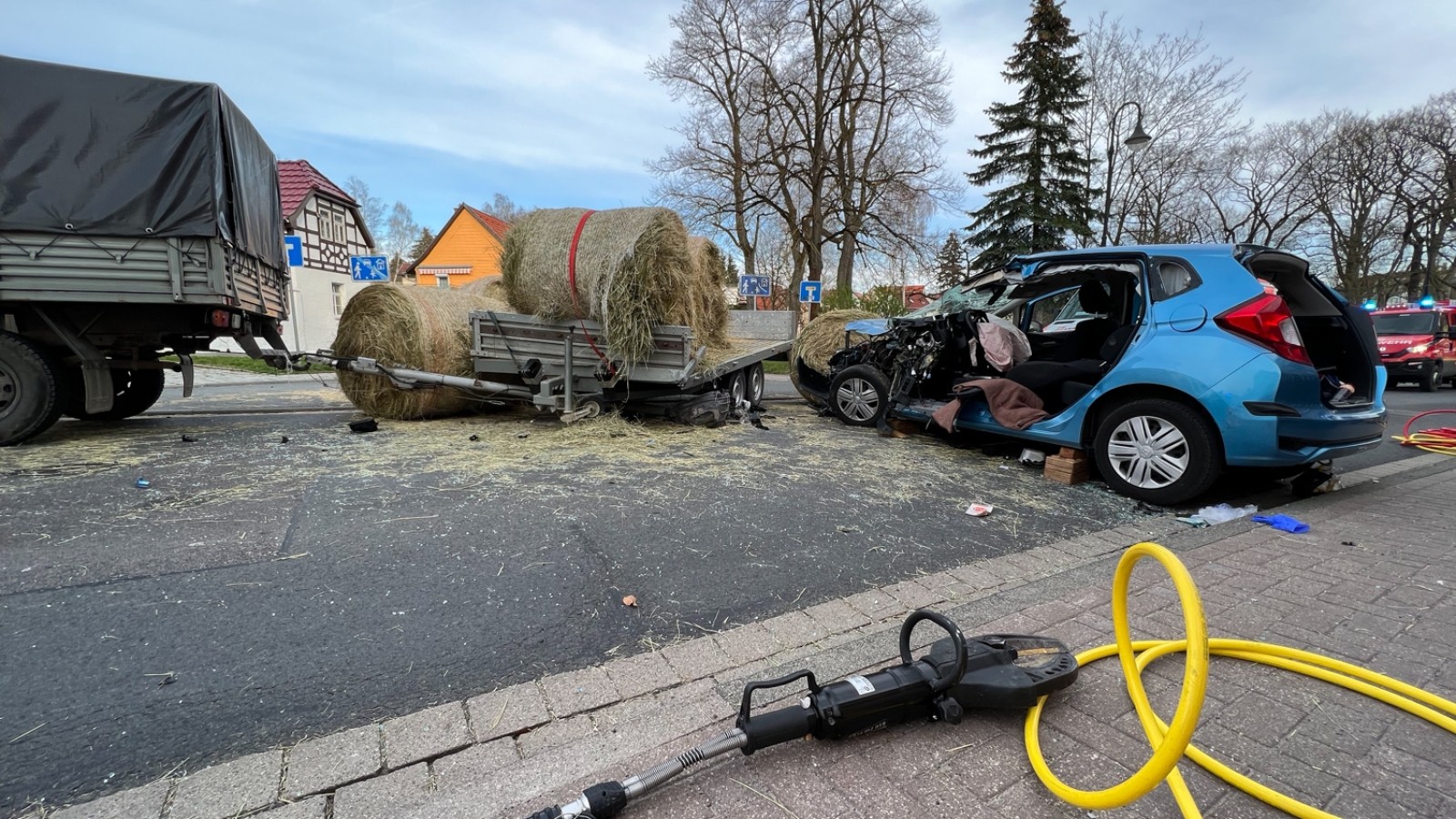Mit Auto in Heutransporter gekracht - Zwei Schwerverletzte nach Unfall in Blankenhain