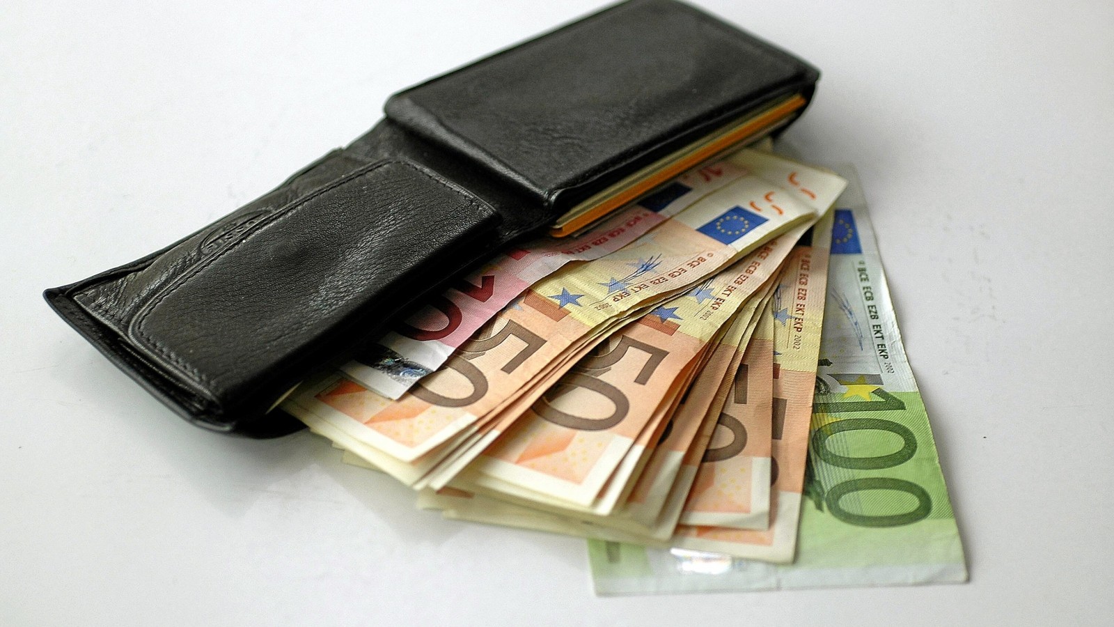 "Geld spielt keine Rolle": Anna Mayr über Konsum und Leiden am Wohlstand