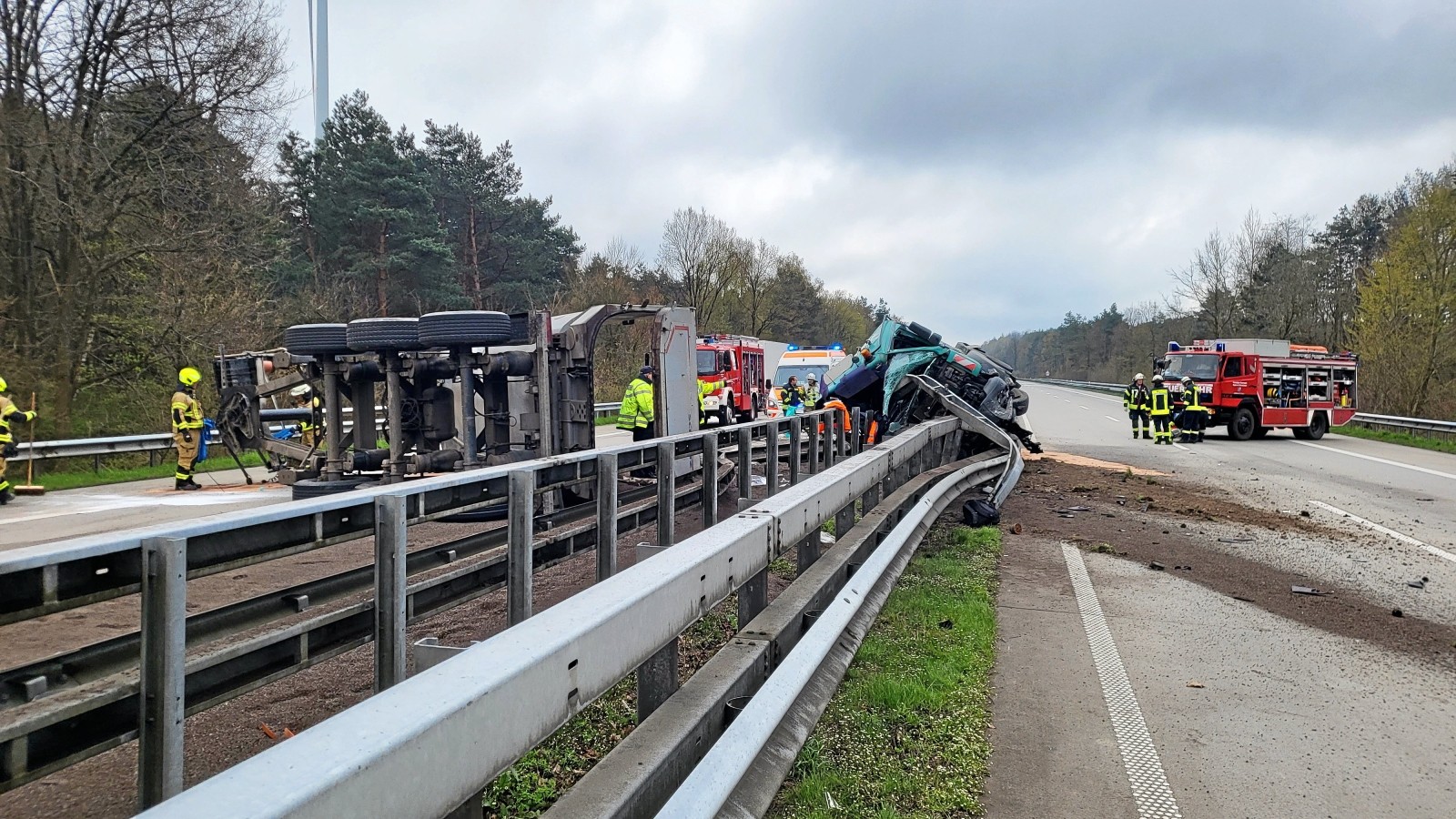 Schwerer Lkw-Unfall auf A27 bei Schwanewede - Vollsperrung