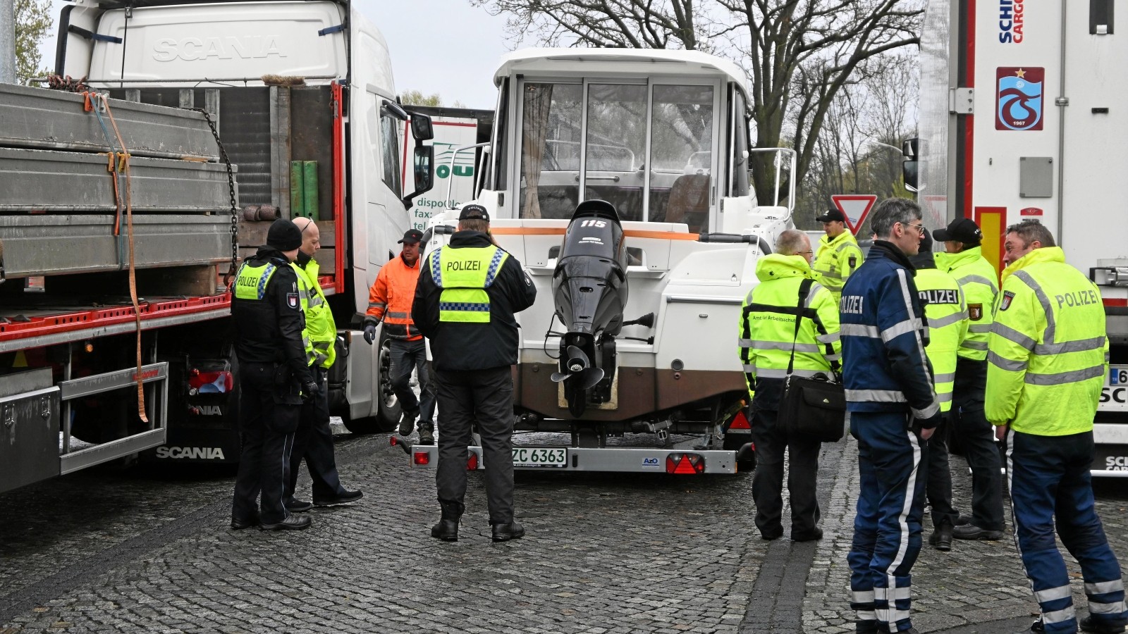 Polizei und Zoll überprüfen Lkw und Freizeitskipper