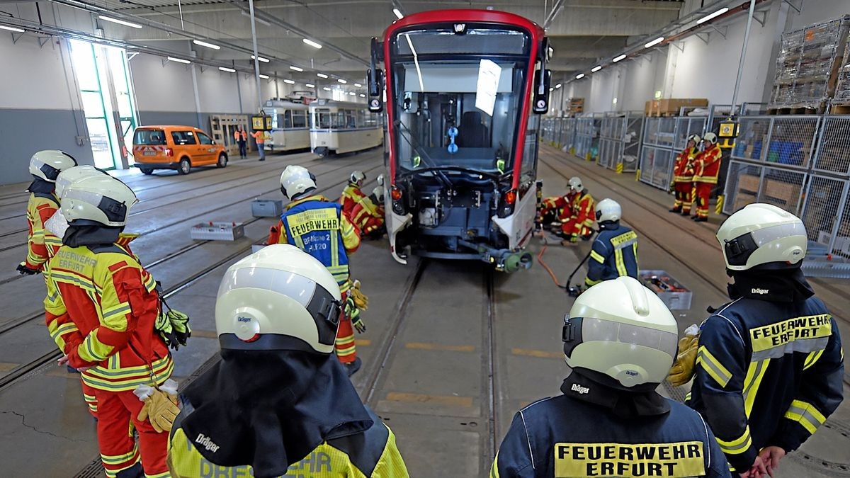 Feuerwehr hebt Erfurter Straßenbahn für Personenrettung an