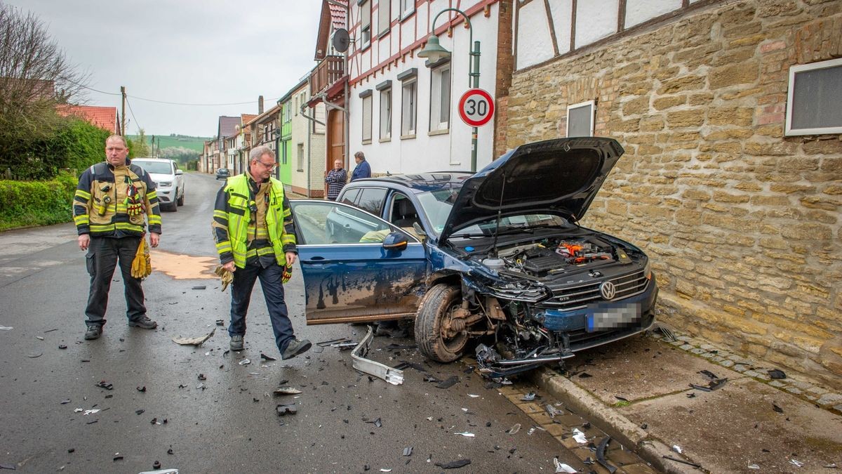 Heftiger Unfall in Grabe: Drei junge Menschen kommen ins Krankenhaus