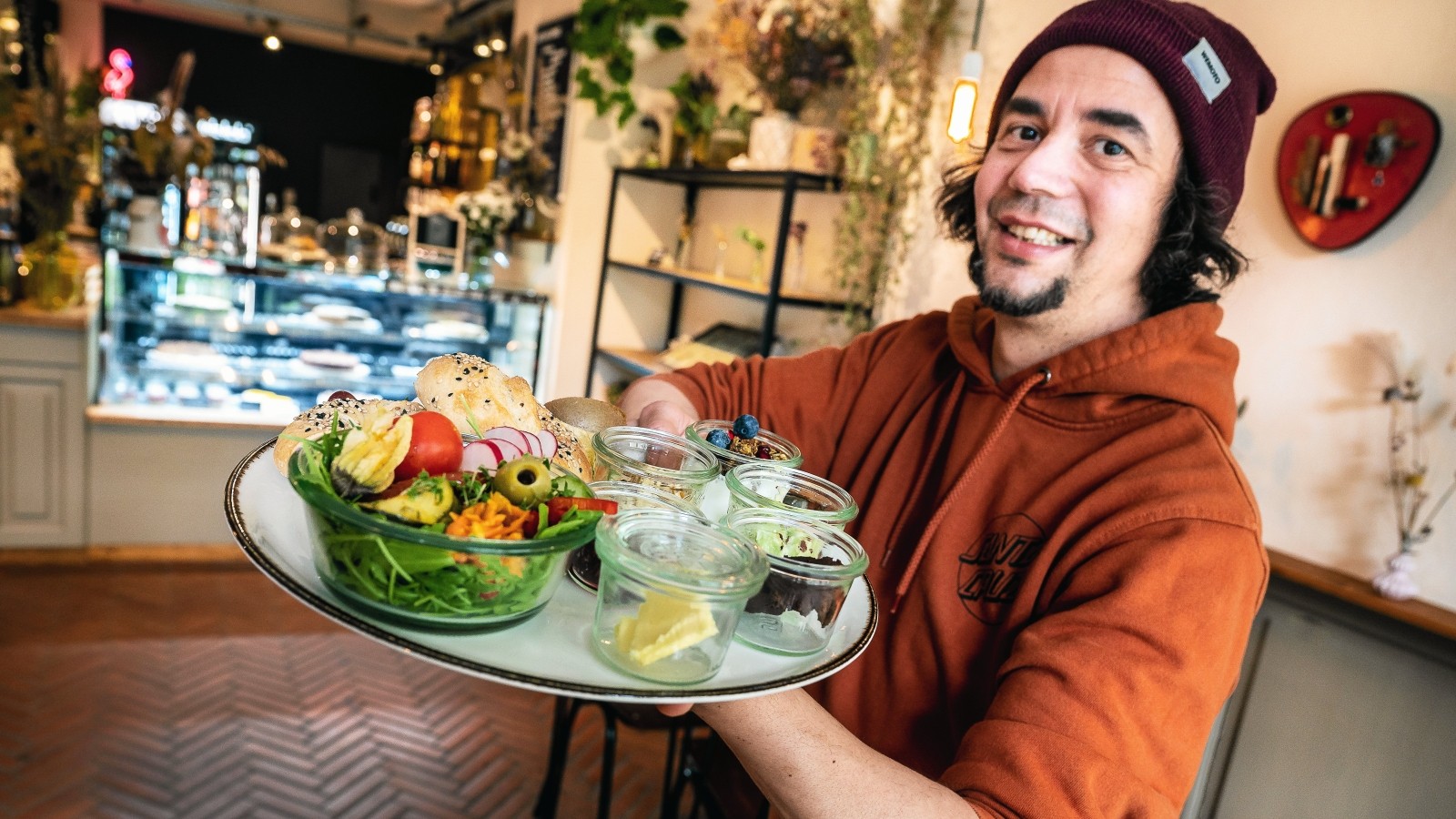 „Die Frühstückspladde“: Mülheimer Café Kaff erweitert Karte