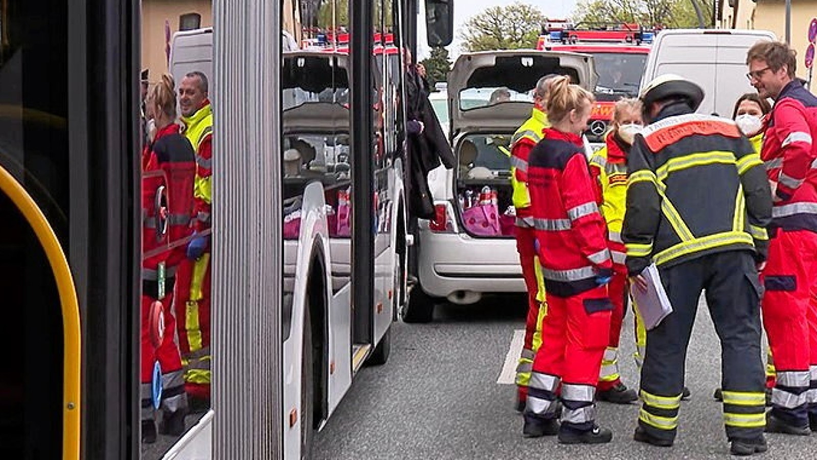 Polizei Hamburg: Auto kracht in HVV-Bus – mehrere Fahrgäste verletzt