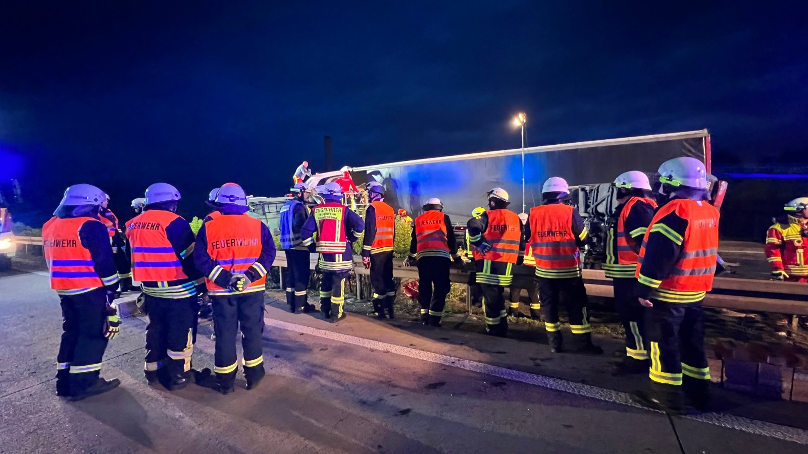 Fotos: Zwei Verletzte bei schwerem Lkw-Unfall auf der A38