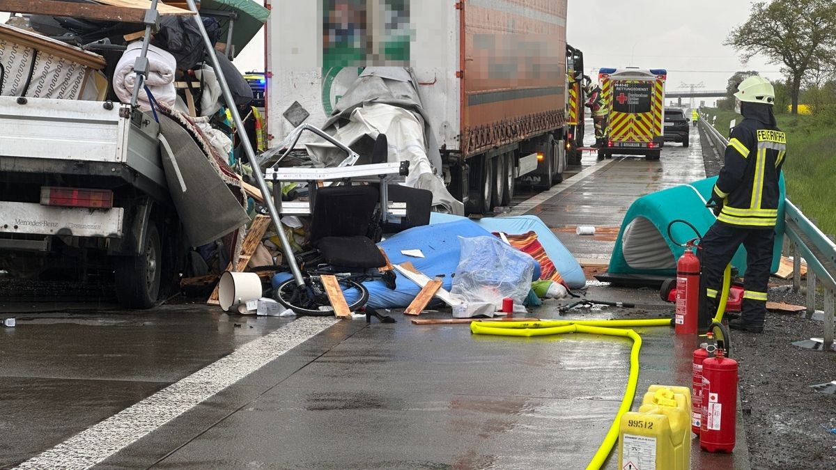 Kleintransporter fährt ungebremst in Stauende: 43-Jähriger bei Unfall auf A4 tödlich verletzt