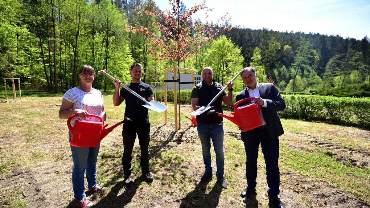 Neue Bäume im Leubengrund bei Kahla gepflanzt