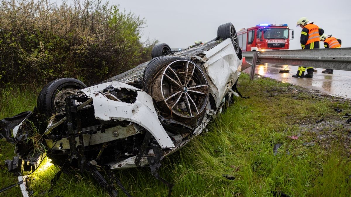 Unfall mit Hybrid-BMW im Starkregen auf der A4 bei Weimar - Fahrer wird schwer verletzt