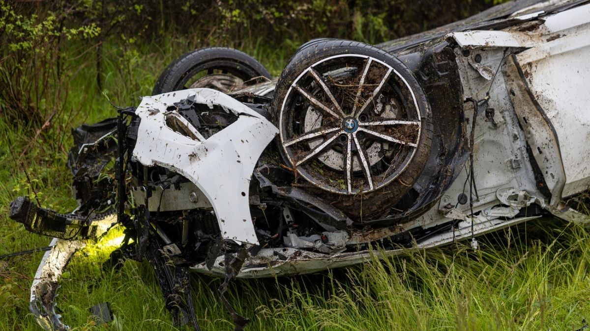 Unfall mit Hybrid-BMW im Starkregen auf der A4 bei Weimar - Fahrer wird schwer verletzt