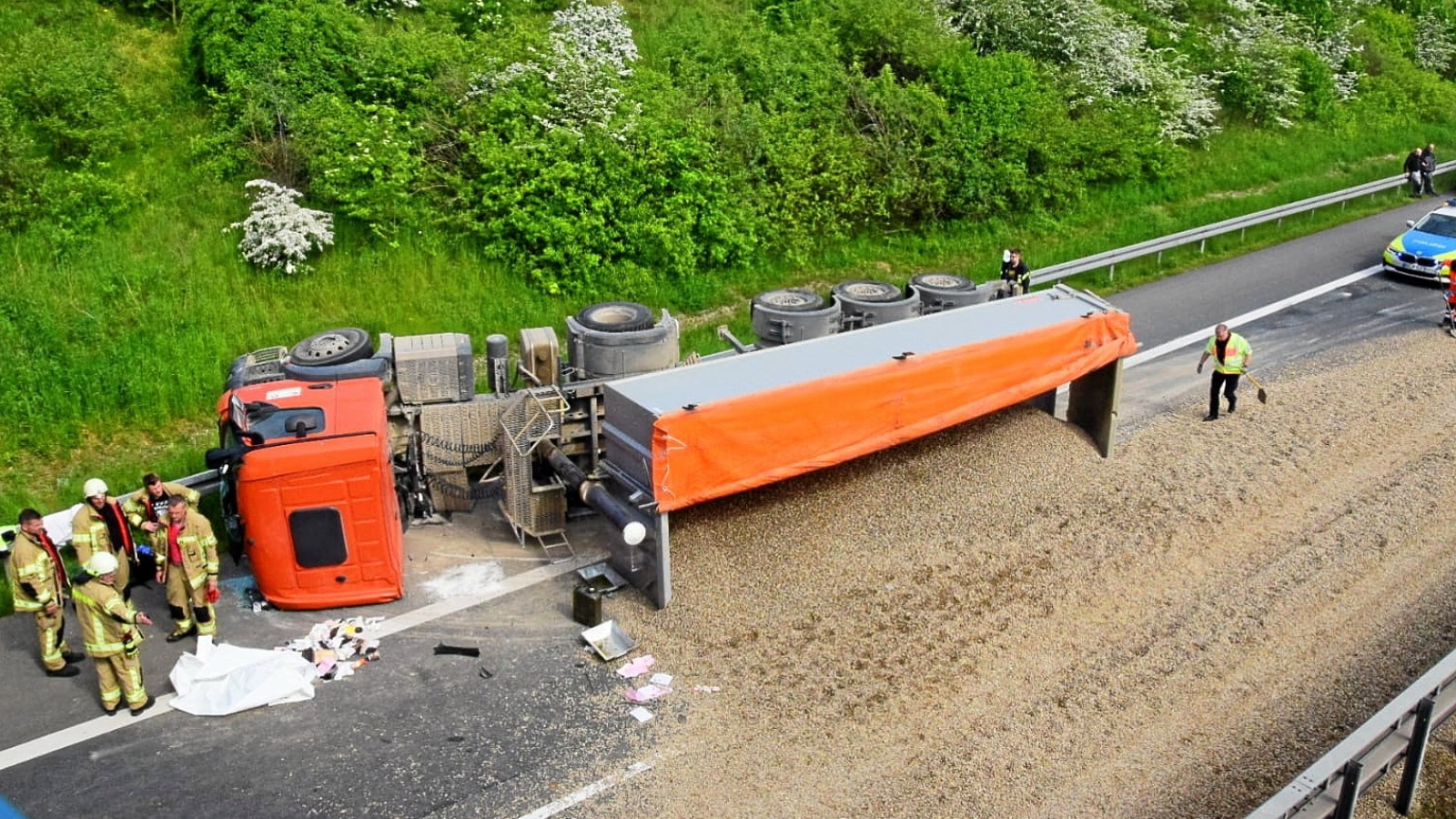 LKW kippt auf A39 bei Schandelah um – Fahrbahn gesperrt
