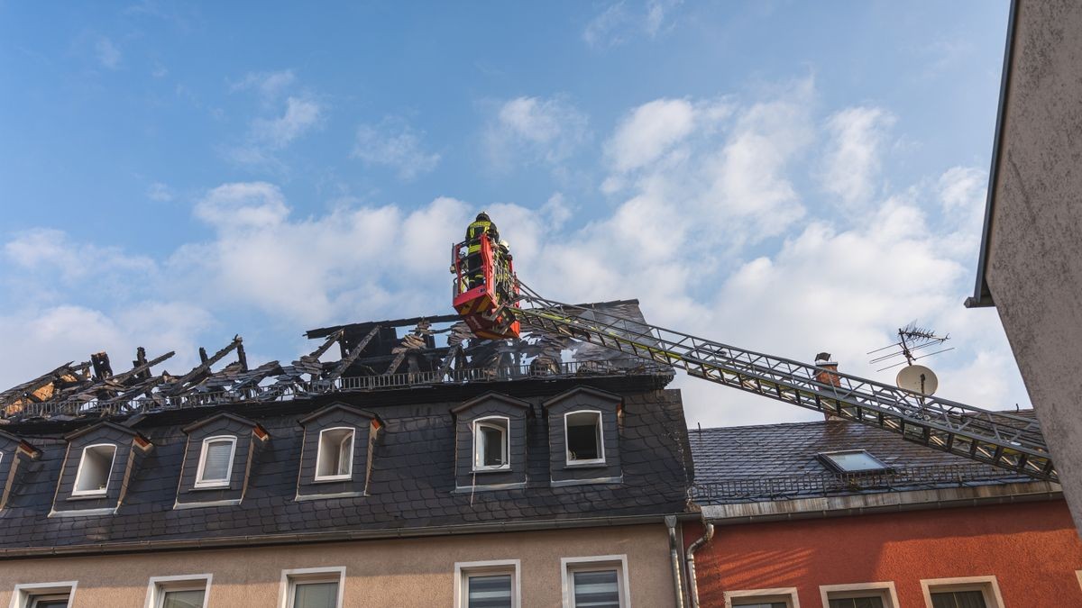 Großeinsatz wegen brennender Häuser in Zeulenroda – Polizei ermittelt