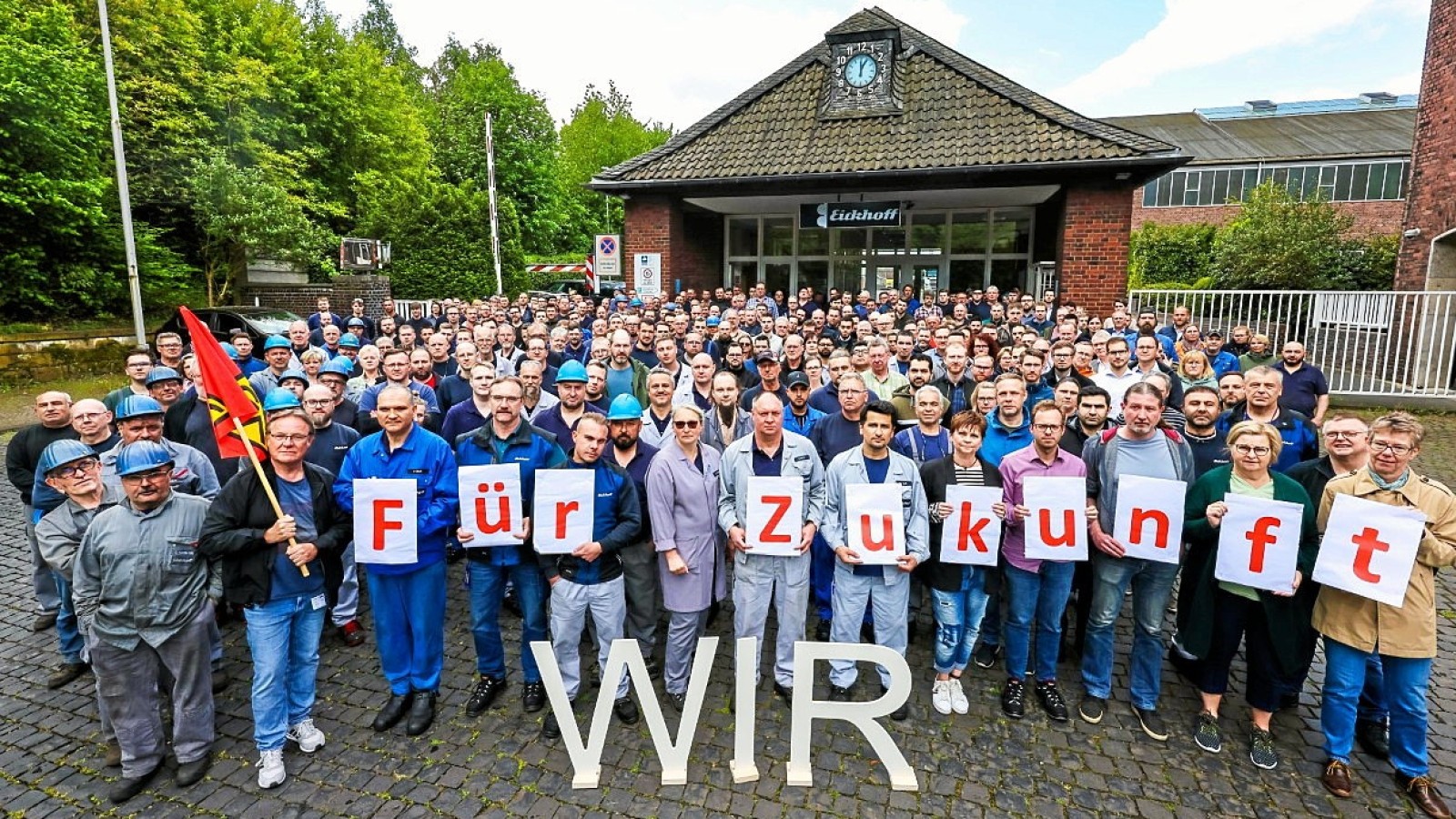 Bochum: Eickhoff-Beschäftigte mahnen am Werkstor: Fünf nach zwölf