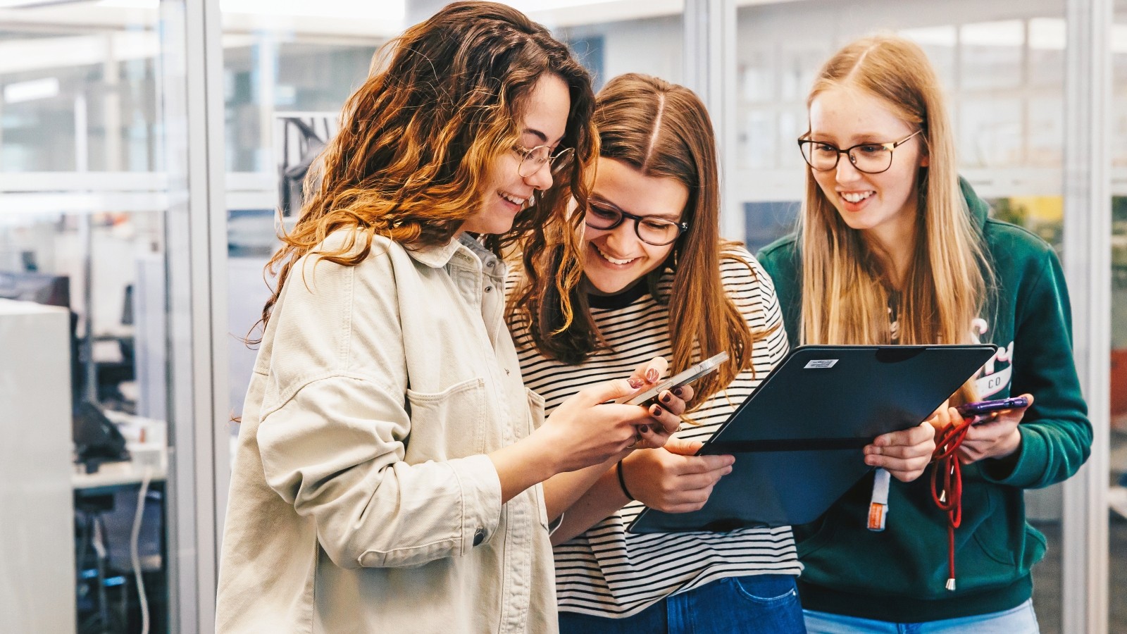 Fotoshooting Der Neuen Azubis Bei A.s. Création Tapeten Ag – FDOMF