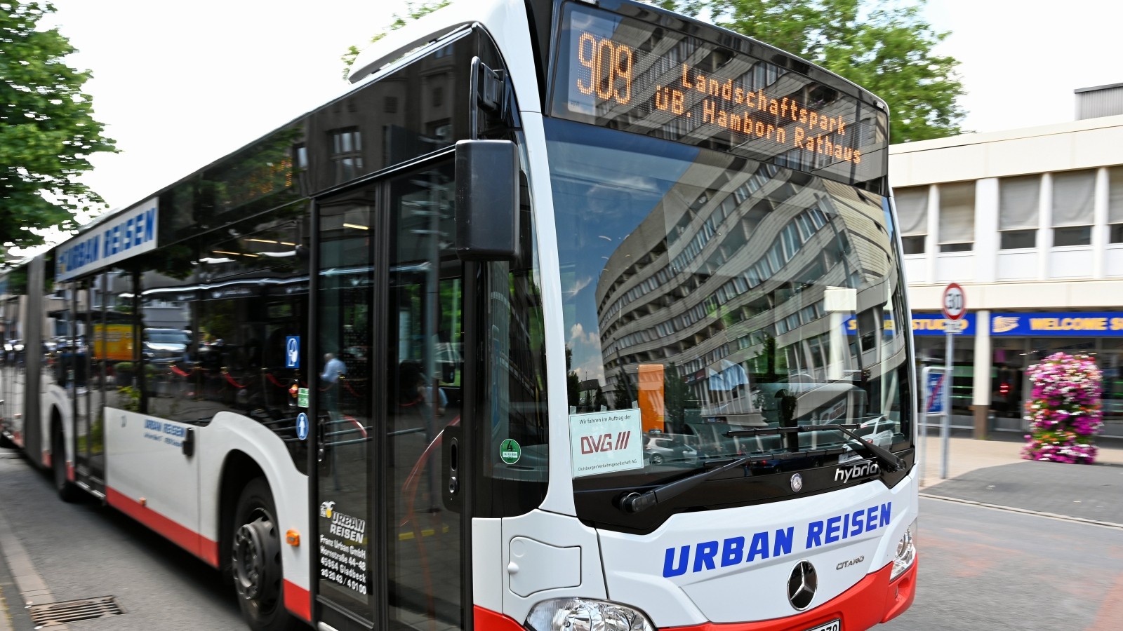 Angriff im Bus 909: Jugendliche schlagen auf 17-Jährigen ein