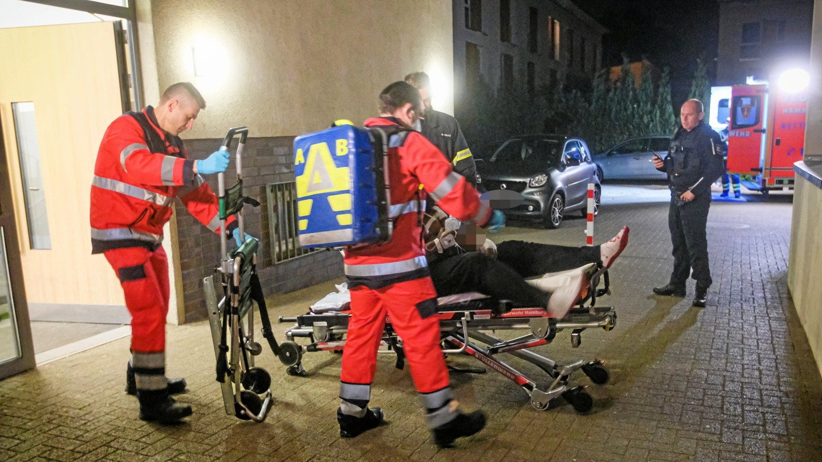 Polizei Hamburg: Streit unter Brüdern endet in blutiger Messerstecherei