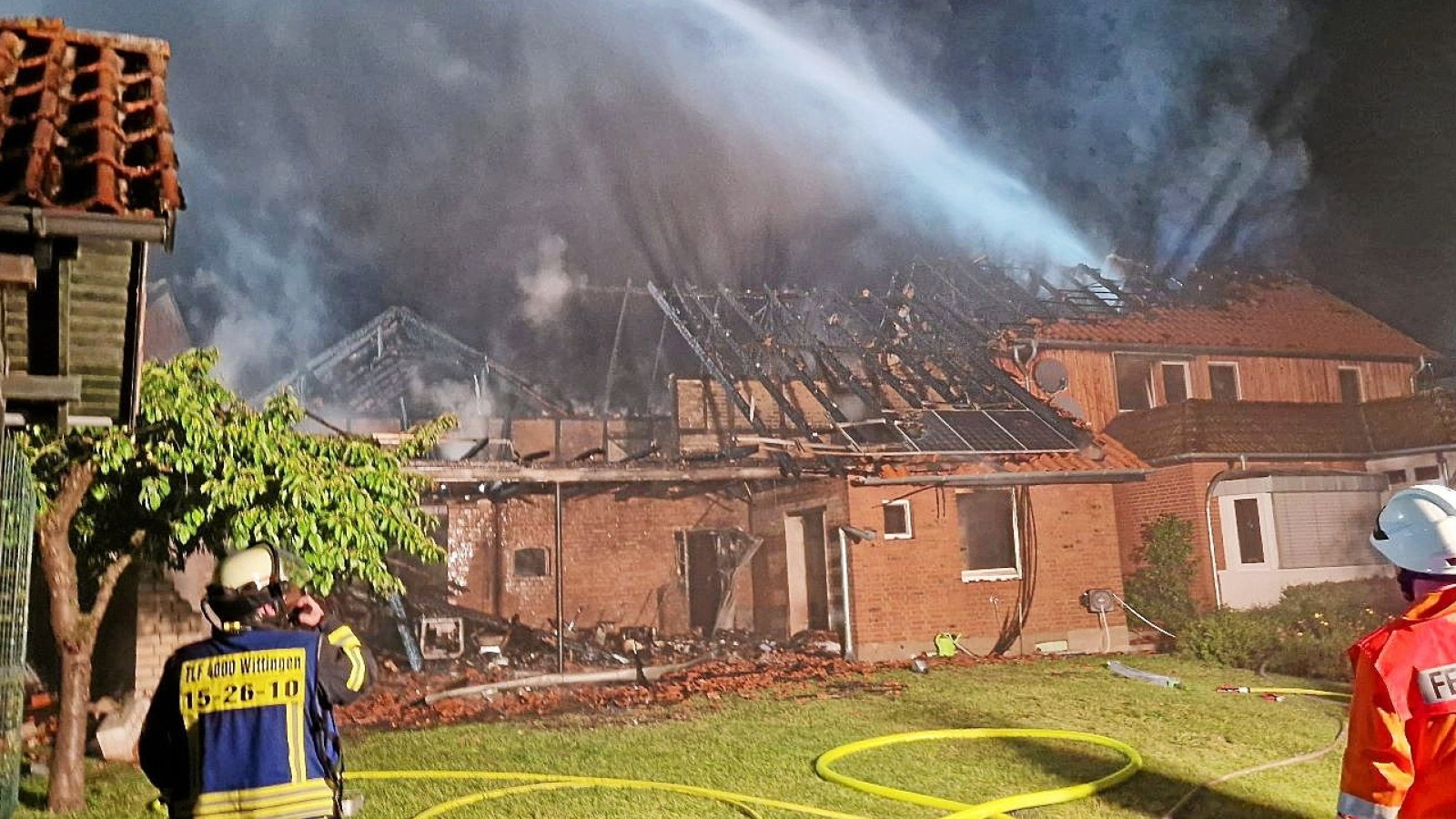 Großer Feuerwehreinsatz: Brand mitten in Wahrenholz