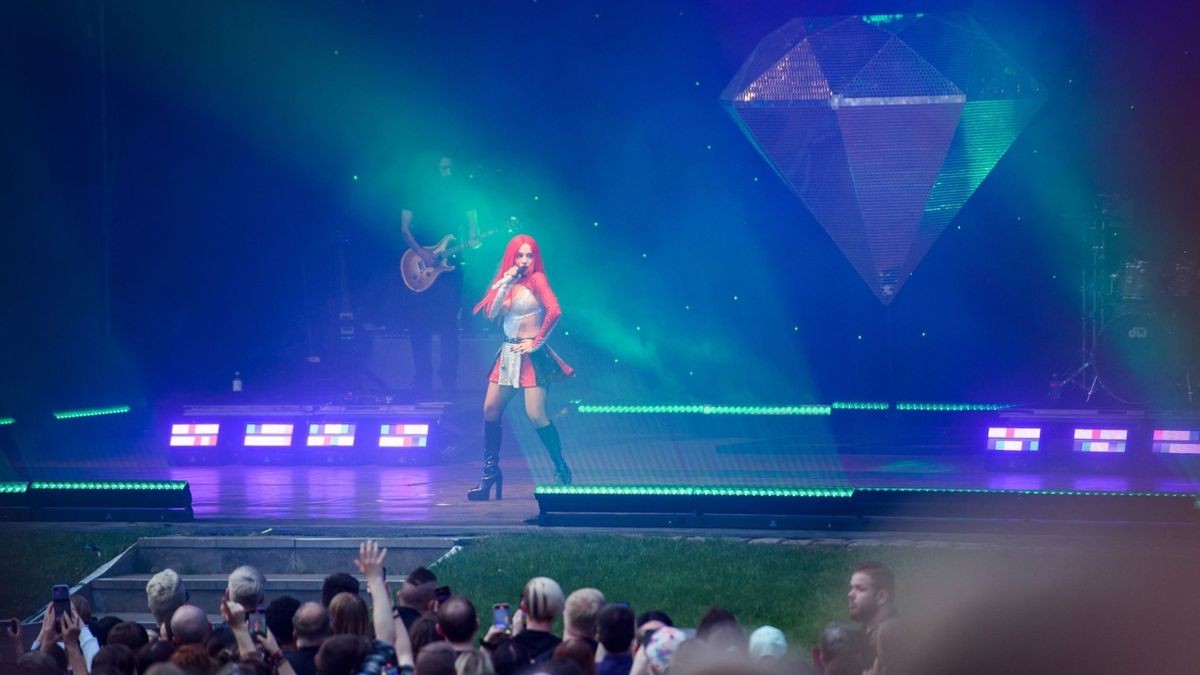 Ava Max begeistert im Hamburger Stadtpark