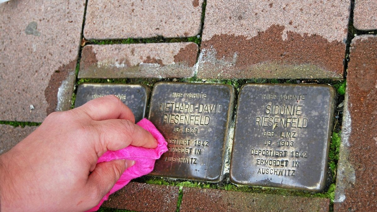 Stolpersteine werden in Eisenach gereinigt
