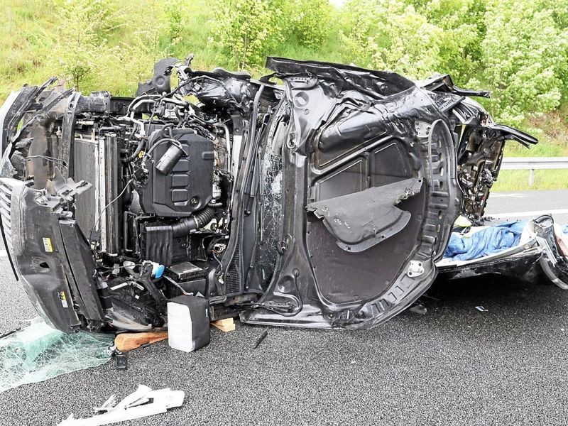 Reifen geplatzt: Schwerer Unfall auf A7