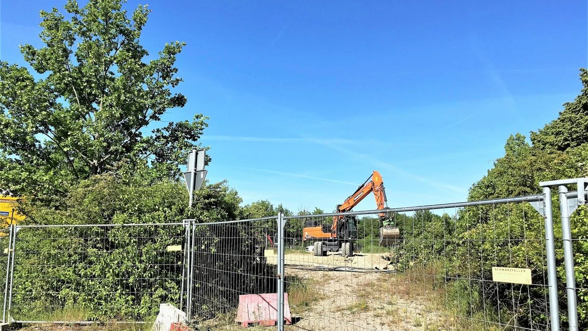 Bagger buddelt für neue Tankstelle im Weimarer Norden