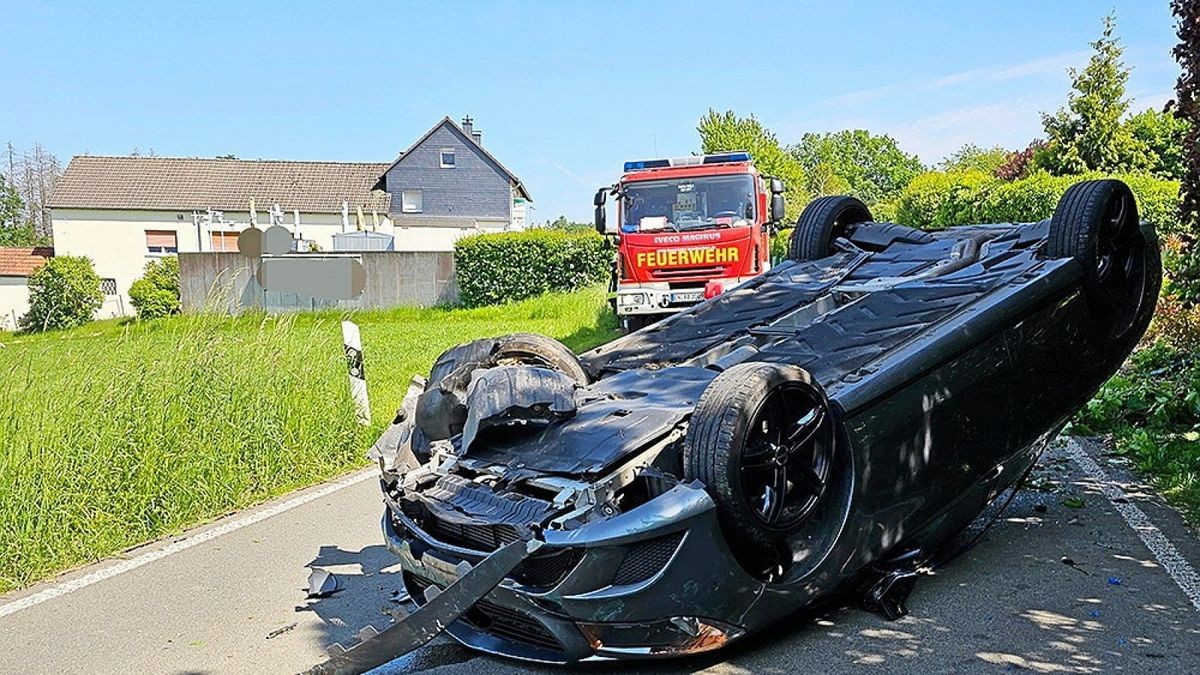 Breckerfeld: Schwerer Unfall – Mercedes landet auf dem Dach