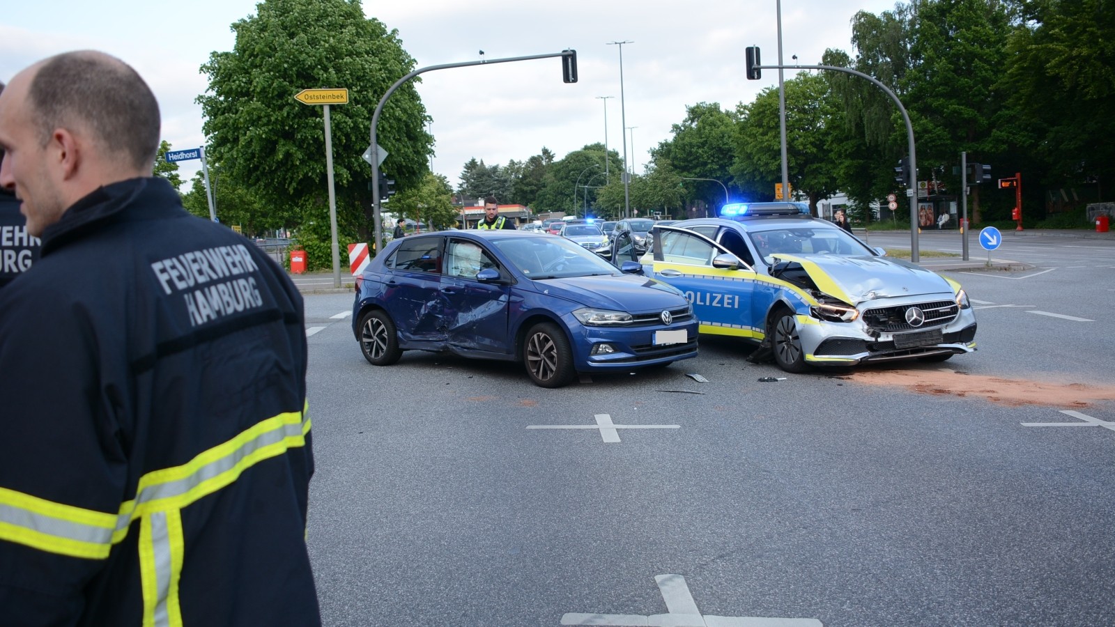 Polizei Hamburg: Streifenwagen im Einsatz kollidiert mit VW – drei Verletzte
