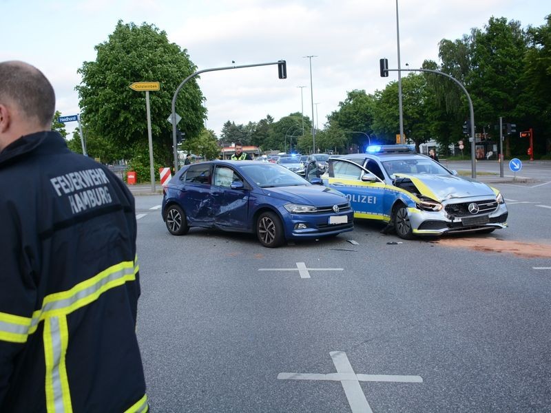 Polizei Hamburg: Streifenwagen im Einsatz kollidiert mit VW – drei Verletzte