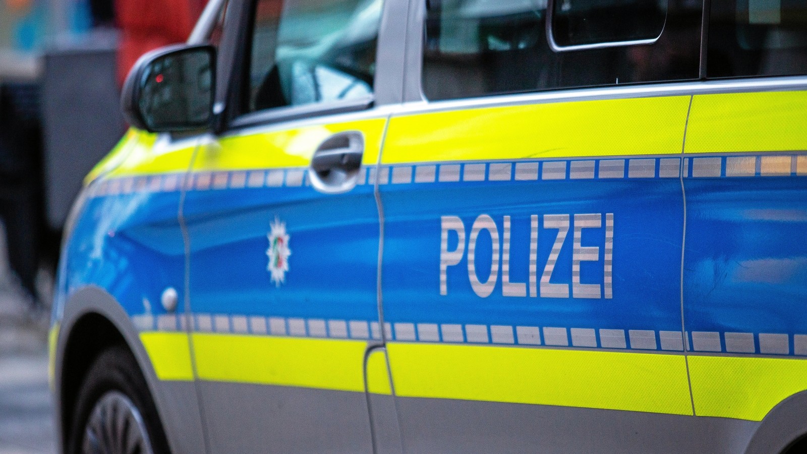 Autos in Innenstadt zerkratzt: Polizei sucht Unbekannten