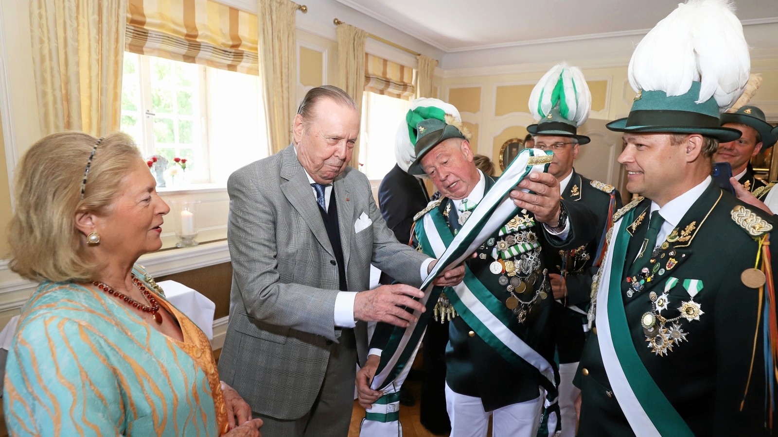 90 Jahre Fürst zu Salm-Salm: Schützen überreichen Schärpe