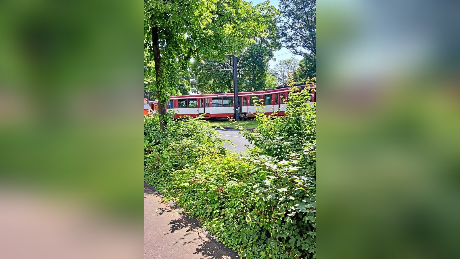 Düsseldorf: U-Bahn entgleist und kollidiert mit Leitungsmast