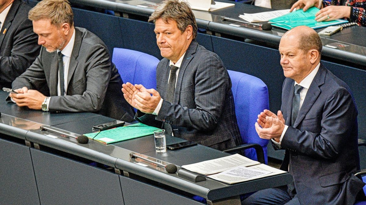 Wirtschaftsminister Robert Habeck an neuer Energie-Anlage in Wedel zu Gast