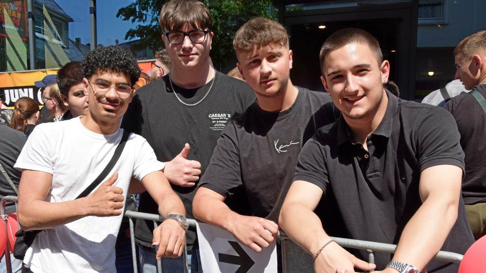 Rapper Massiv eröffnet Dönerladen – die schönsten Bilder