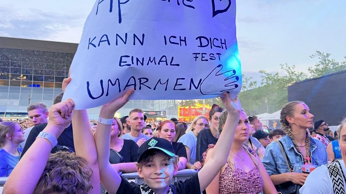 Megastar mit Allüren: Apache 207 spielt Konzert auf Expo Plaza