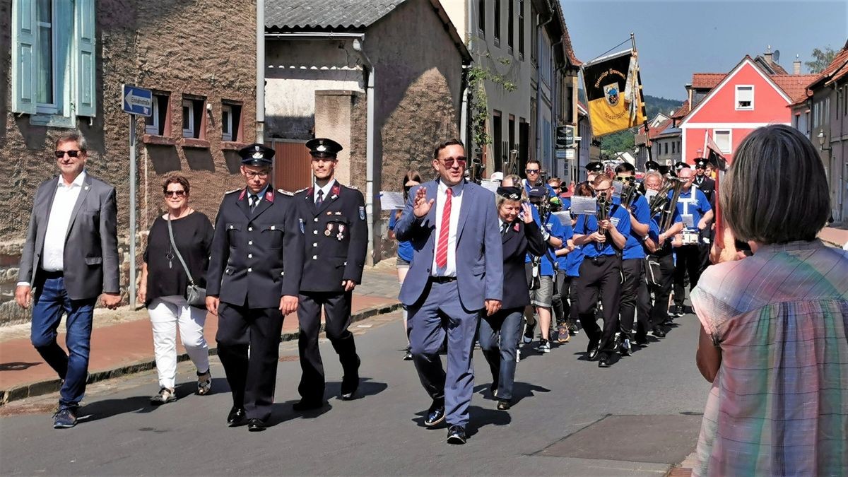 Viele Besucher gratulieren der Feuerwehr Wiehe zu ihrem Jubiläum
