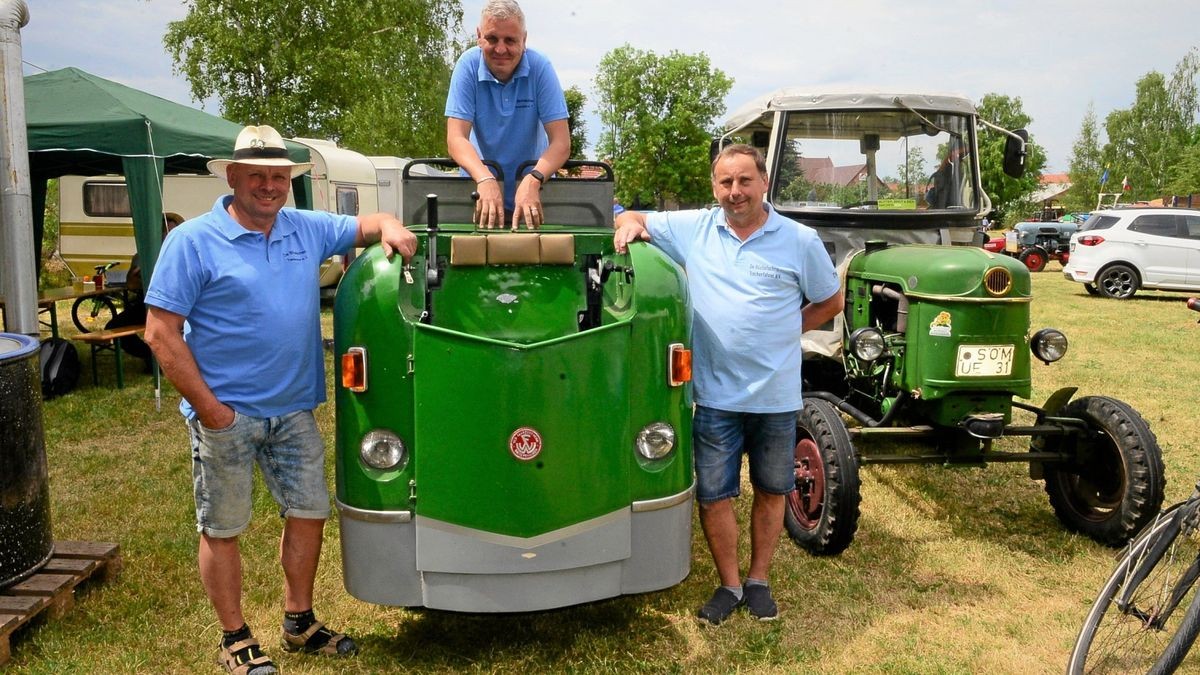 Oldtimer-Traktoren haben in Büchel Vorfahrt