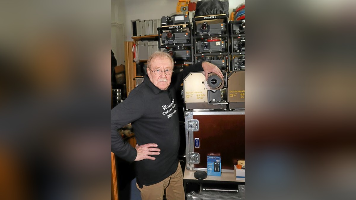 Horst Felix Palmer lebt in einem Museum für Projektoren