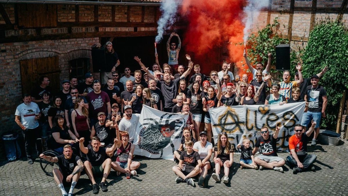 Feine Sahne Fischfilet zum Garagenkonzert in Toba