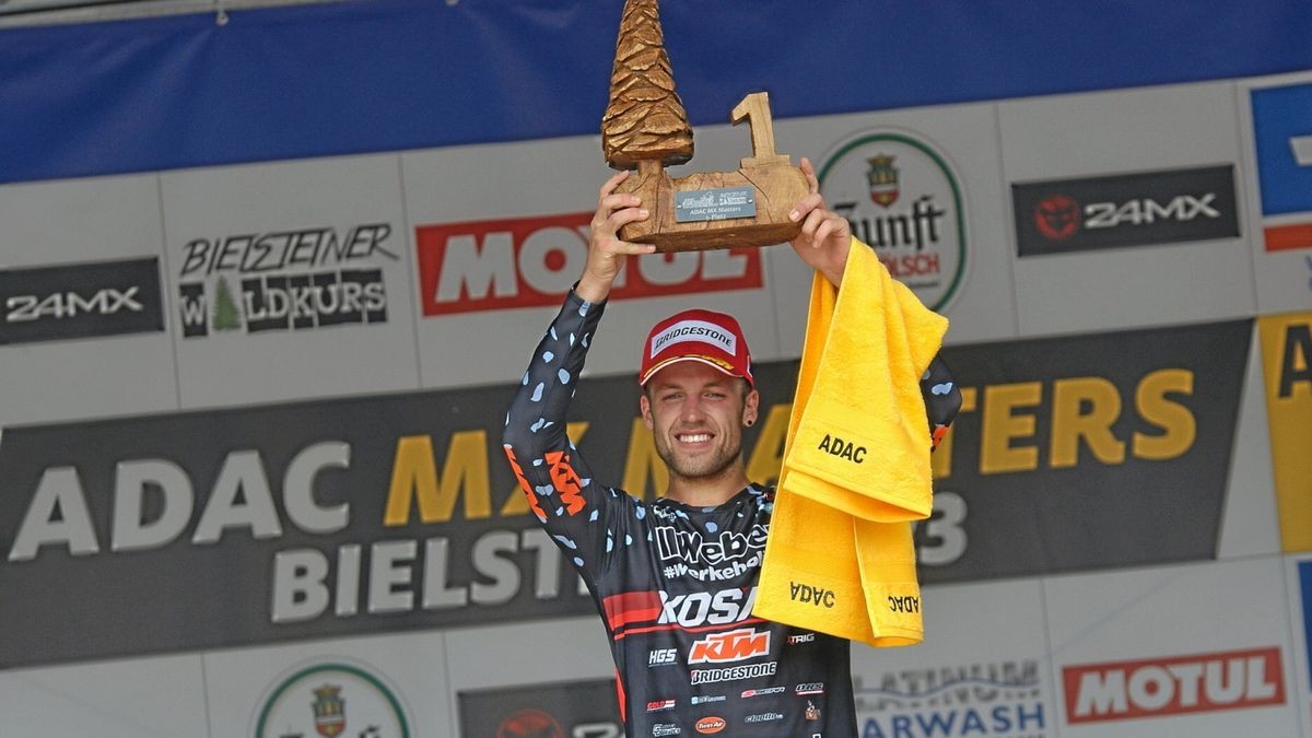 Tom Koch rast durch den Wald auf Platz eins