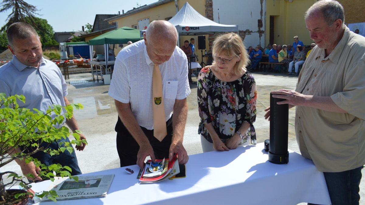Bilder der feierlichen Grundsteinlegung der Turnhalle in Langenwolschendorf