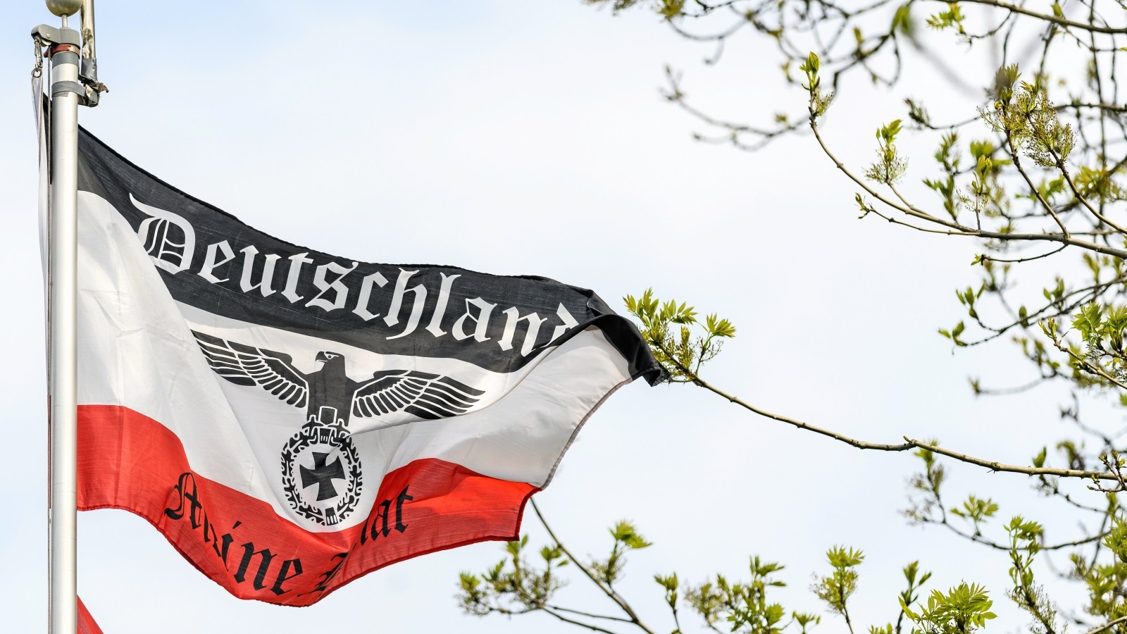 Reichsflagge weht in Duisburg: Wie die Polizei das bewertet