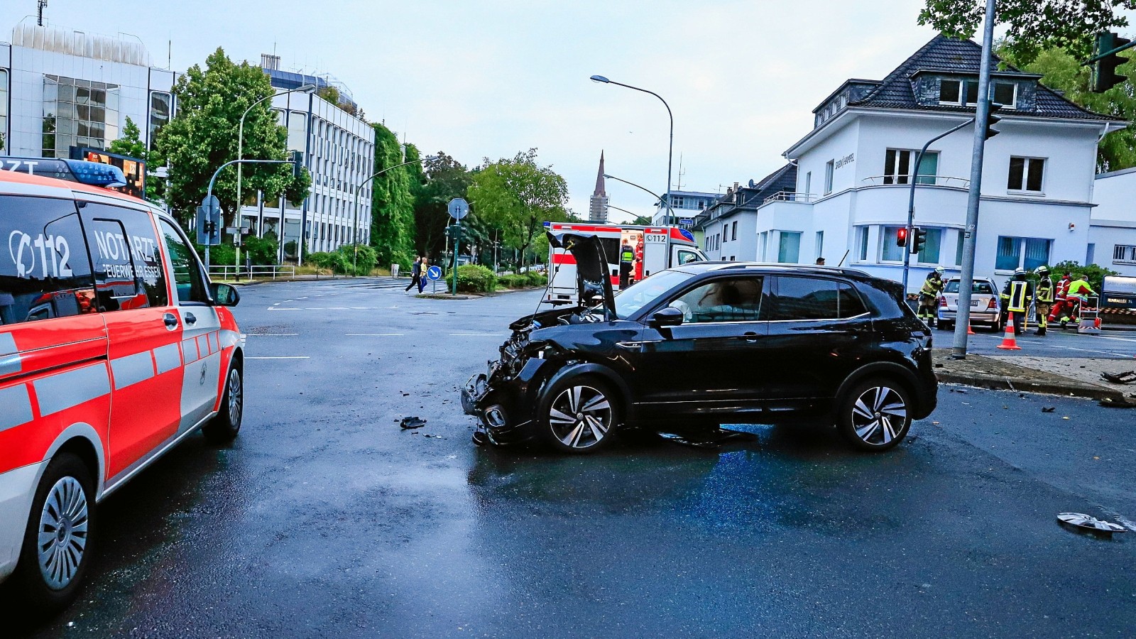Unfall in Essen: Zwei Verletzte nach Kollision auf Kreuzung