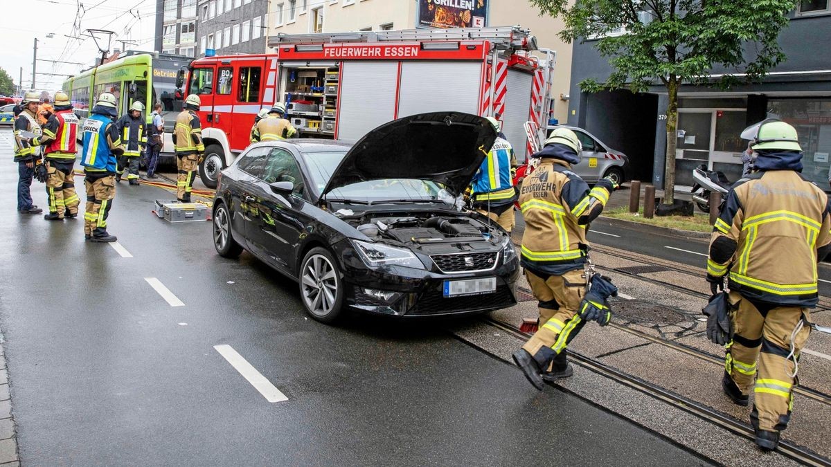 Unfall in Essen: Straßenbahn und Pkw in Altendorf kollidiert