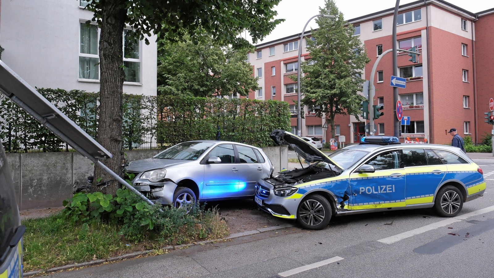 Unfall in Hamburg: Streifenwagen kollidiert mit Pkw – drei Polizisten verletzt