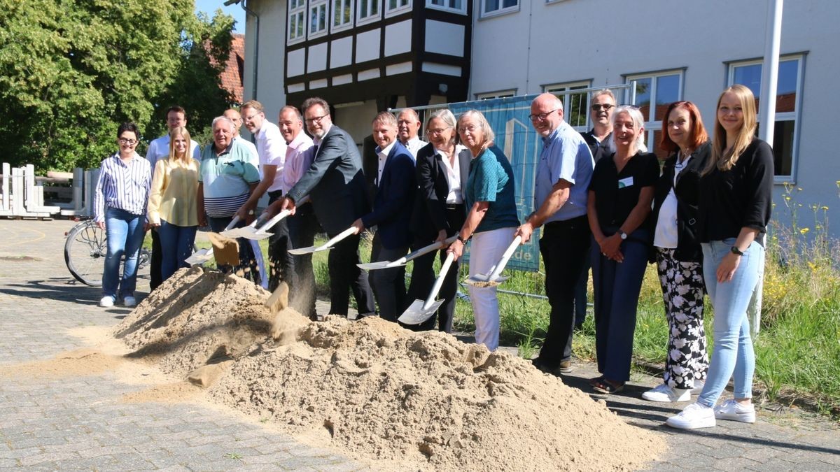 Spatenstich für den Vorplatz der Grundschule Steterburg