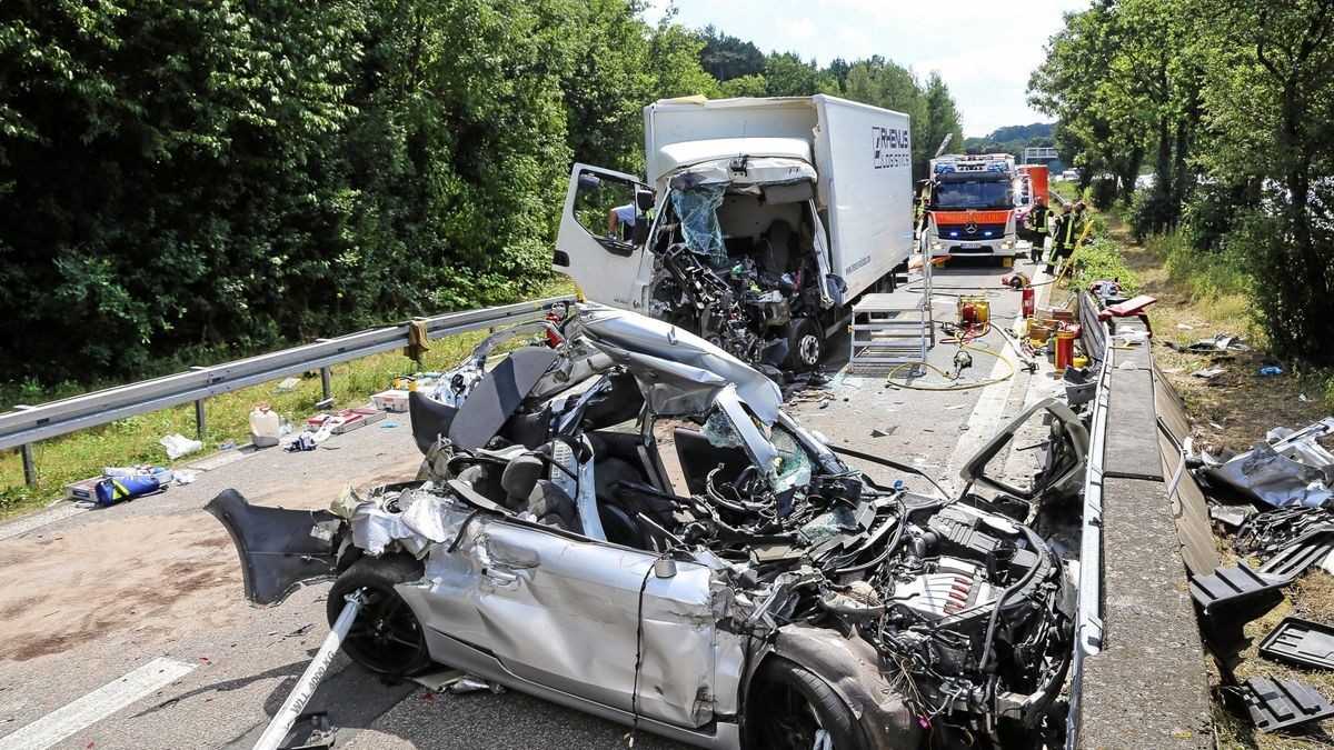 A45-Unfall knapp überlebt: Lkw fährt ungebremst in Tims Auto