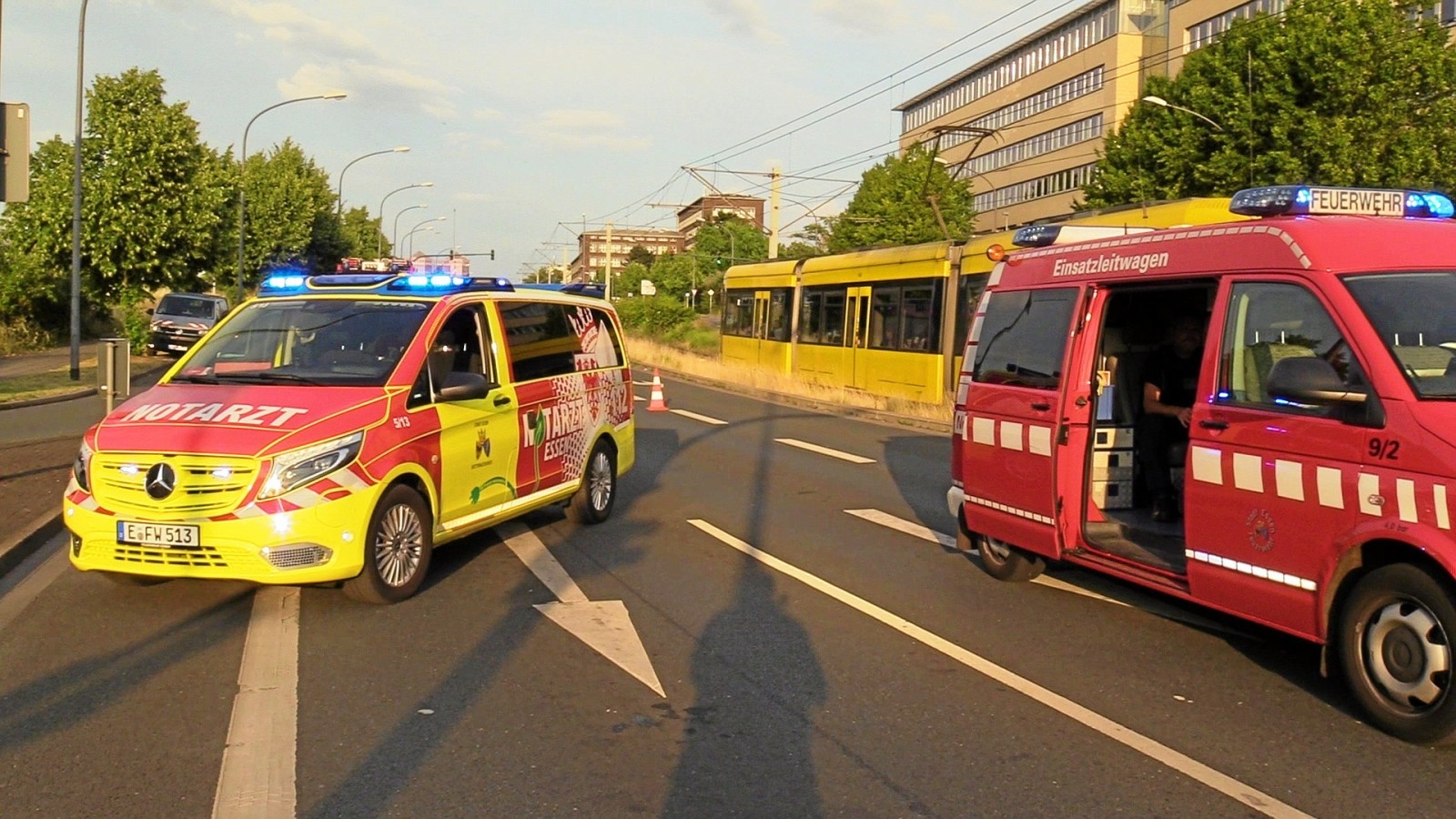 Mutter und sechs Kinder bei Autounfall in Essen verletzt